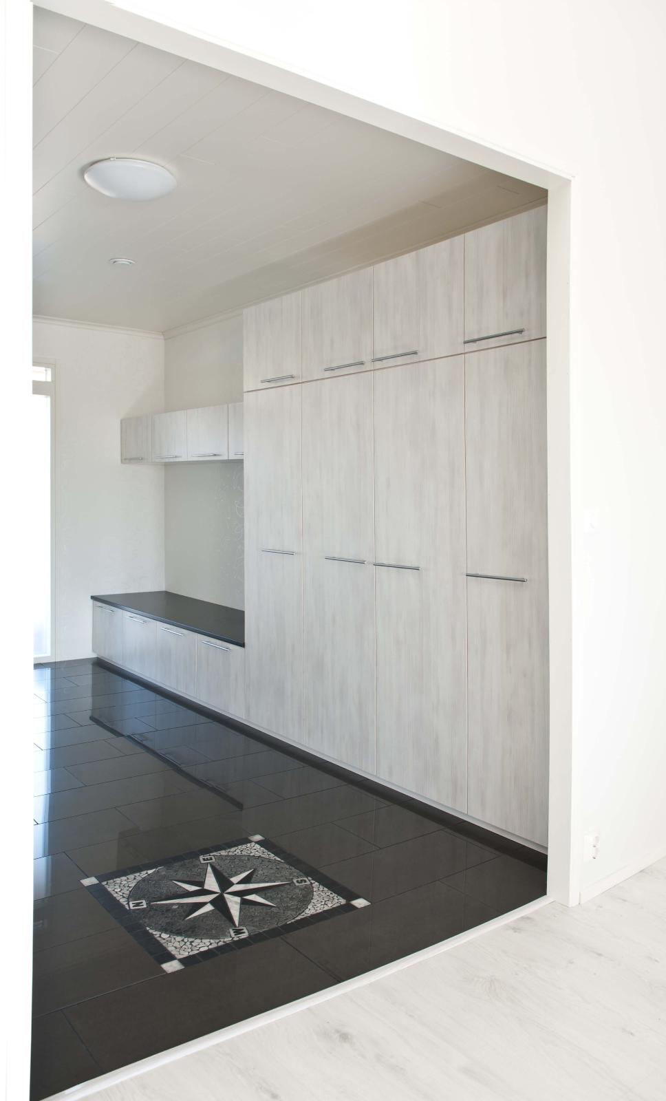 Lakeus Design mittatilaus-vaatekaappi